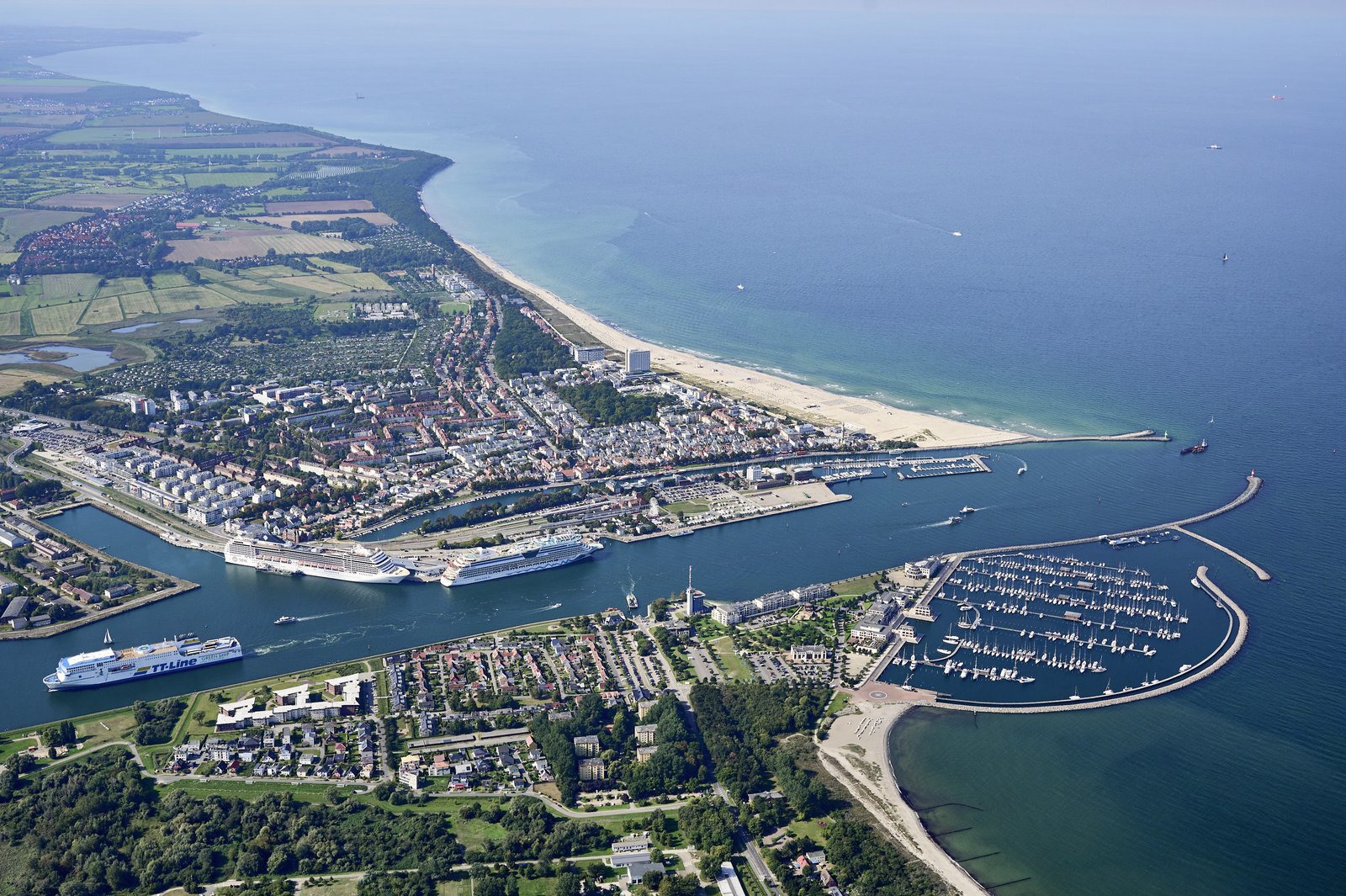 Rostock Port: Port Party in Warnemünde